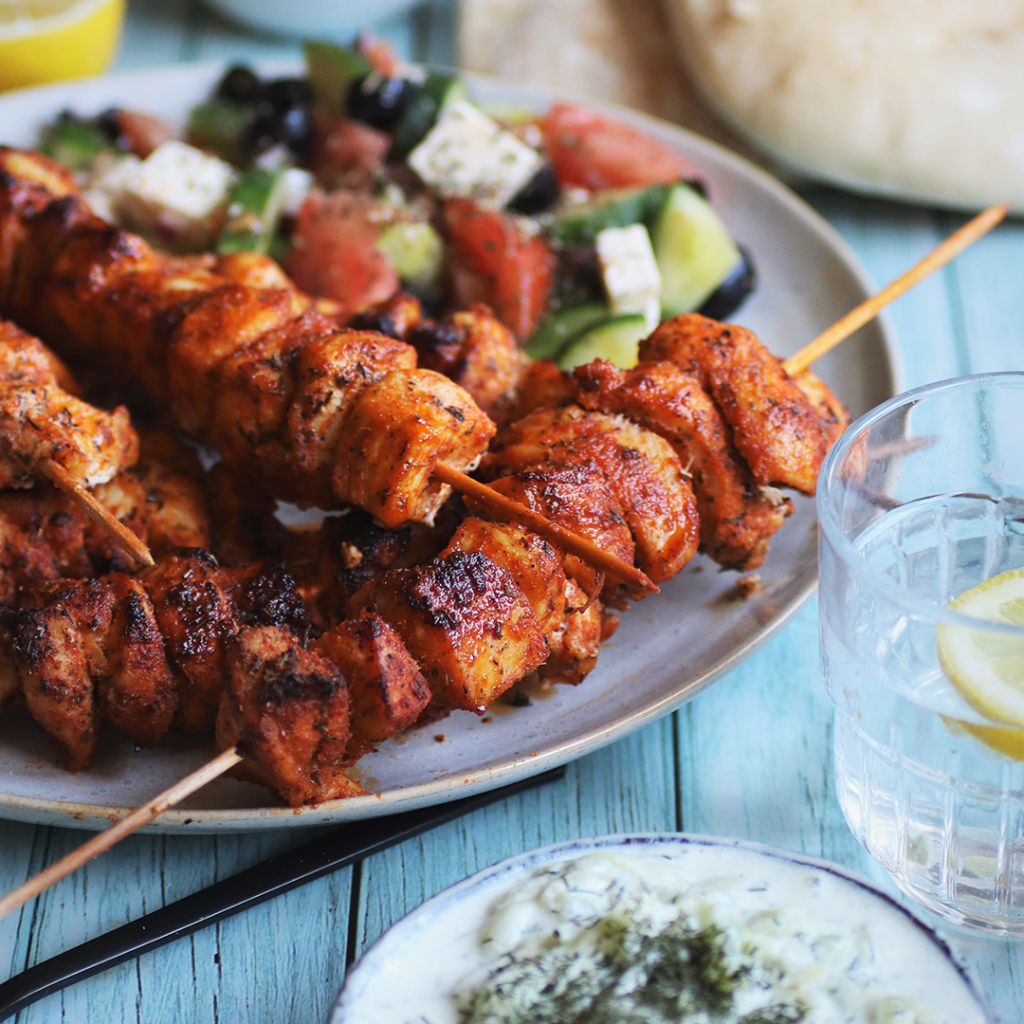 Kuřecí špízy s řeckým salátem a tzatziky - Jak v kuchyni